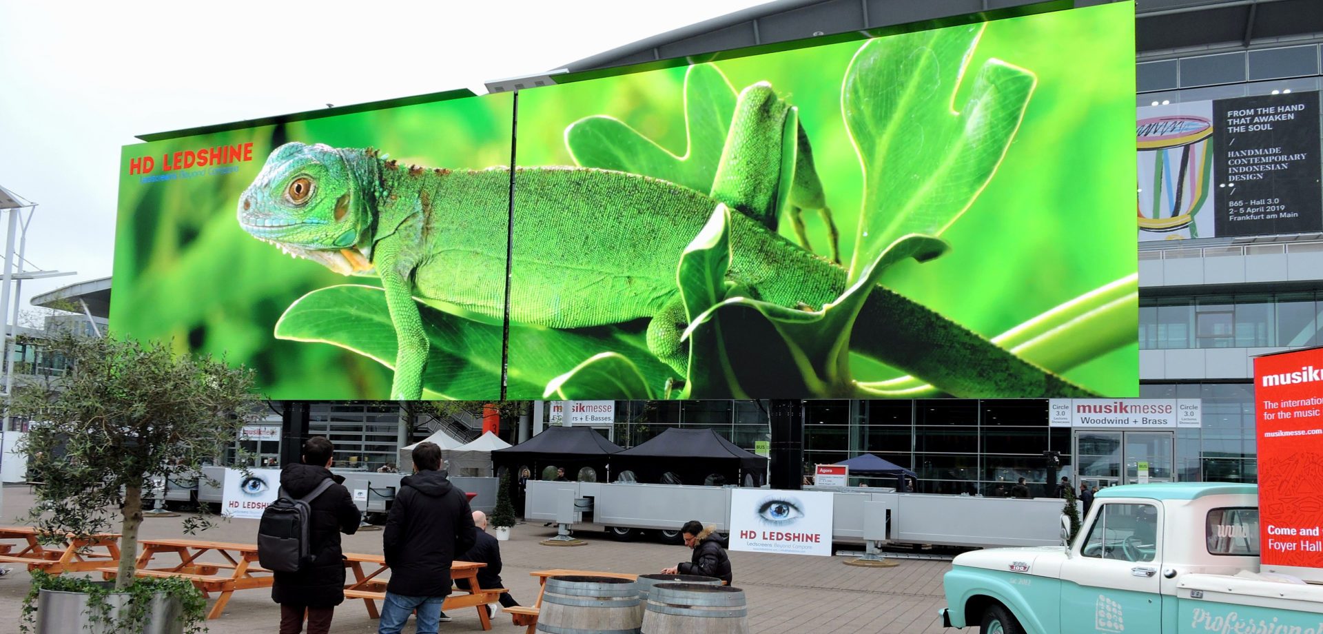 World's largest mobile LEDscreen duo - HD Ledshine